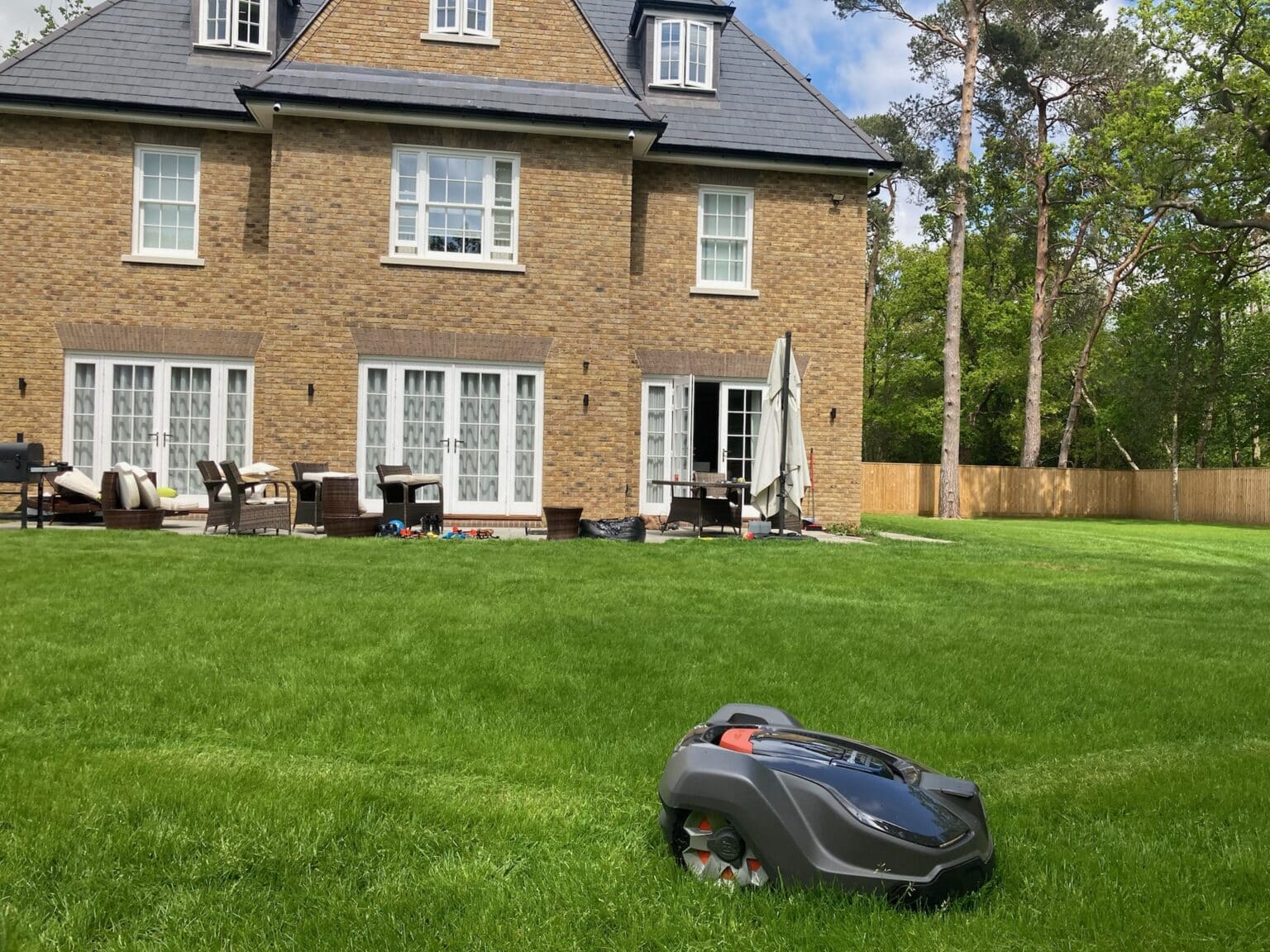 What are the benefits of robotic lawnmowers? | Platts Robotics