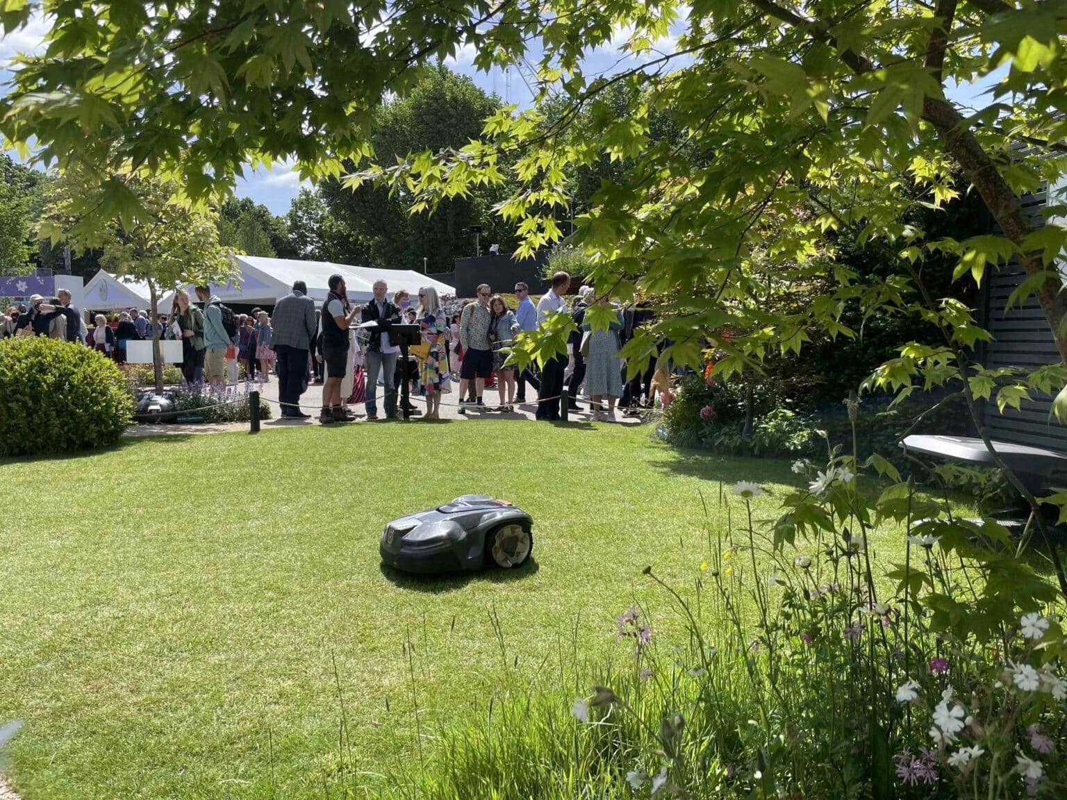 What are the benefits of robotic lawnmowers? | Platts Robotics